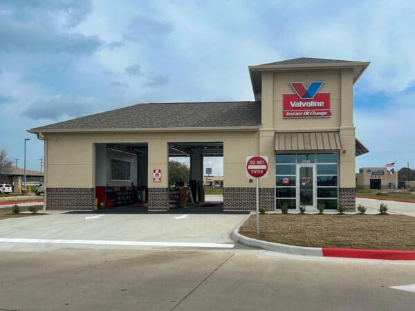 Valvoline Groves TX: Hurricane-Resistant Two-Bay Facility